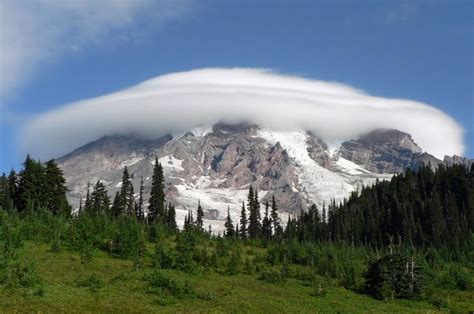 Mengenal Awan Lenticular Fenomena Alam Yang Muncul Di Pegunungan Bobo