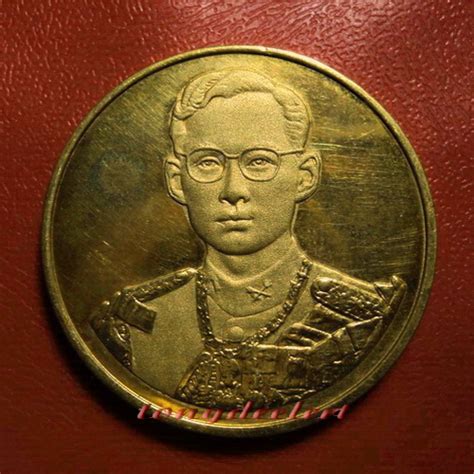เหรียญในหลวง ฉลองสิริราชสมบัติครบ 50 ปี กาญจนาภิเษก กะไหล่ทองค่ะ พระเครื่อง พระแท้ Webpra เว็บ