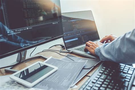 소프트웨어 회사 사무실에서 작동하는 프로그래머 개발 웹 사이트 설계 및 코딩 기술 개발 네트워크 보안에 대한 스톡 사진 및 기타