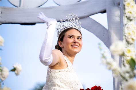 Rose Queen Bella Ballard And Her Court Cheered As Rose Parade Rolls Out Into 2023 The Mercury News