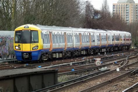 Class 378 378230 5 Car Emu In London Overground At Clapham Junction £