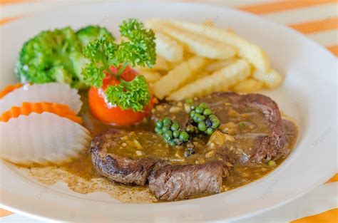 야채와 감자튀김을 곁들인 녹색 페퍼콘 소스를 곁들인 쇠고기 스테이크를 닫습니다 사진 배경 및 무료 다운로드를위한 그림 Pngtree