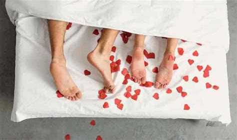 छुप छुपकर नहीं खुले में करें सेक्स की बात तो मिटेगा टैबू Latest News And Updates In Hindi At