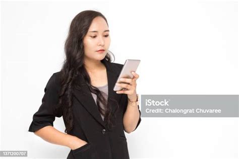 흰색 배경과 복사 공간에 스마트 폰을 들고 검은 양복을 입고 아름다운 아시아 비즈니스 여성 자신감 아시아 일하는 여자 미소와 쾌활한 25 29세에 대한 스톡 사진 및 기타