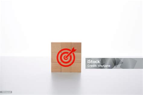 목표 분석 효율성 결과 및 성공을 위한 비즈니스 목표를 설정하기 위한 전략적 계획 나무 블록의 상징 활은 수직으로 배열되어 있습니다 0명에 대한 스톡 사진 및 기타 이미지