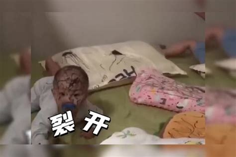 姐姐在弟弟脸上画画，妈妈：好气又好笑