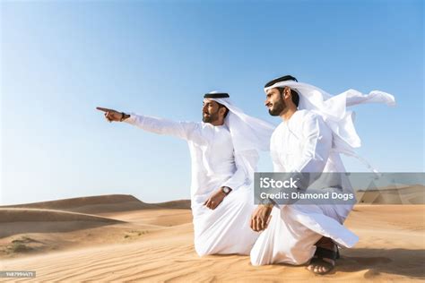 사막에서 아랍 칸두라 본딩을 입은 두 명의 중동 에미리트 남성 2명에 대한 스톡 사진 및 기타 이미지 2명 가리키기 남성 Istock