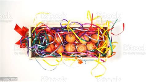 화려한 색종이와 나무 상자에 흰색 닭 계란으로 만든 창조적 인 레이아웃 0명에 대한 스톡 사진 및 기타 이미지 0명 갈색