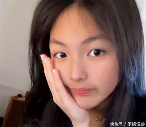 王诗龄闺蜜对镜撩衣，露马甲线，手放的位置引争议，网友：不学好【快资讯】