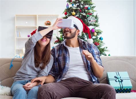 크리스마스 동안 가상 현실 Vr 안경을 사용하는 행복한 가족 크리스마스 동안 가상 현실 Vr 안경을 사용하는 행복한 가족 사진 배경 및 무료 다운로드를위한 그림 Pngtree