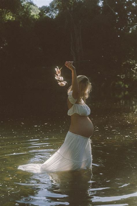 Pin By Eva On Ima Be Extra Maternity Photography Poses Pregnancy Pics Maternity Pictures