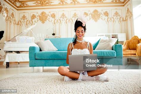 역사적인 복장을 한 우아한 여성이 바로크 양식의 인테리어와 아름다운 골동품 장식으로 고급스러운 분위기에서 현대 기술을 즐기고 있습니다 25 29세에 대한 스톡 사진 및 기타