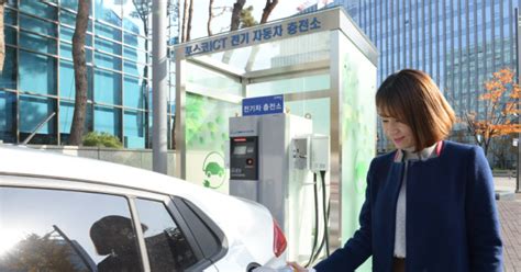 규제 푼지 3년 지났는데전기차 충전기 갖춘 주유소 전국에 59곳뿐