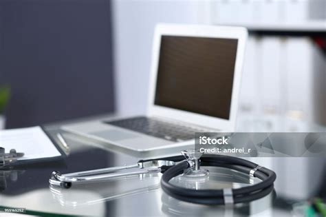 청진 기 노트북 컴퓨터와 유리 테이블에 누워 처방 의료 양식 의학 또는 약 학 개념 의사 작업 테이블에서 의료 도구 개념에 대한 스톡 사진 및 기타 이미지 Istock