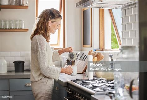 성숙한 여자는 부엌에서 커피를 마시고 아침 식사를 하고 호주의 집에서 아침을 쉬기 시작합니다 아파트 하우스에서 강하고 뜨겁고 검은 에스프레소 차 기쁨을 즐기는 행복한 아가씨