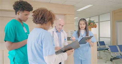 전문 수석 의사와 간호사 진단 함께 치료에 대해 논의 환자의 질병과 입원 절차에 대해 이야기하는 의료진 의료진 개념 의료 건강 관리 18 19세에 대한 스톡 사진 및 기타