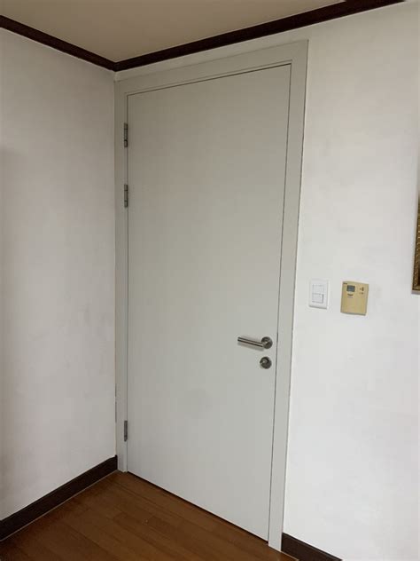 우중충한 색상 방문 시트지 리폼 화장실문 인테리어필름 시공 네이버 블로그