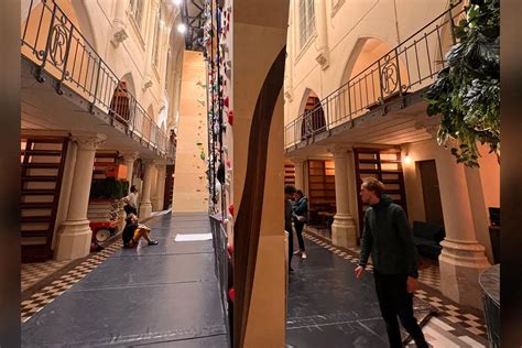À Paris Une Ancienne Chapelle Transformée En Salle Descalade