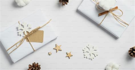 빈티지 크리스마스 플랫 레이아웃 구성으로 수제 선물 상자 나무 눈송이 및 장식 흰색 테이블에 솔방울 탑 뷰 겨울 방학