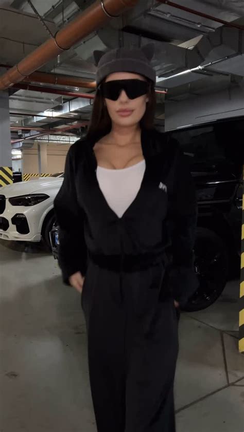 Магазин жіночого одягу сукні костюми піджаки спідниці брюки Костюм який зігріє Вас в самі