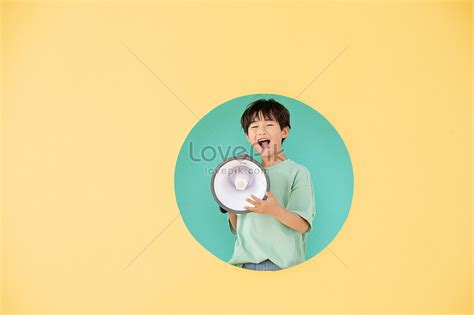 어린 소년은 확성기로 외치 사진 무료 다운로드 Lovepik