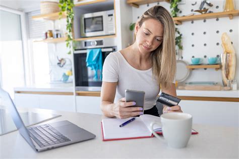 현대 기술과 온라인 쇼핑을위한 신용 카드를 사용하는 젊은 여성 25 29세에 대한 스톡 사진 및 기타 이미지 25 29세 30 34세 Brand Name Smart
