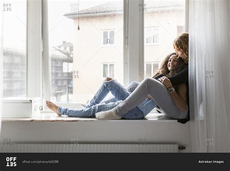 Парень и девушка на подоконнике фото и картинки Abrakadabra Fun