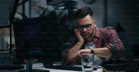 사무실에서 피곤한 사업가 무릎 위에서 일하는 젊은 사업가 사진 Unsplash의 세르비아 이미지