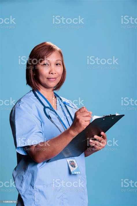 질병 전문 지식을 확인하는 의료 보조원이 약물 치료를 작성합니다 간호사에 대한 스톡 사진 및 기타 이미지 간호사 건강관리와 의술 루마니아 Istock