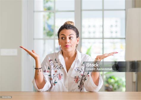 젊은 여자에서 발생 하는 손과 팔 우 둔 하 고 혼란 홈 식 의심 개념입니다 갈색 머리에 대한 스톡 사진 및 기타 이미지 갈색 머리 감정 긴 머리 Istock