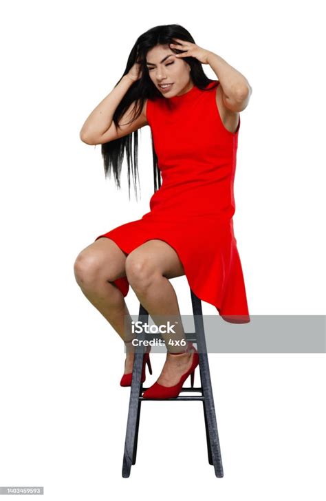 라틴 아메리카와 히스패닉 민족 젊은 여성 흰색 배경 입고 드레스 앞에서 휴식 20 24세에 대한 스톡 사진 및 기타 이미지 20 24세 20 29세 검정 머리