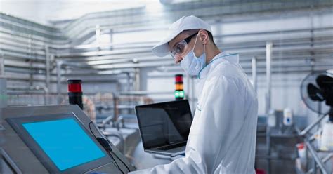 남성 관리자 핸드 노트북 확인 실시간 생산 모니터링 시스템 응용 프로그램 스마트 공장 산업 패키지 이송 기계를 위한 자동화된 컨베이어 시스템 산업 및 Iot 개념 사진