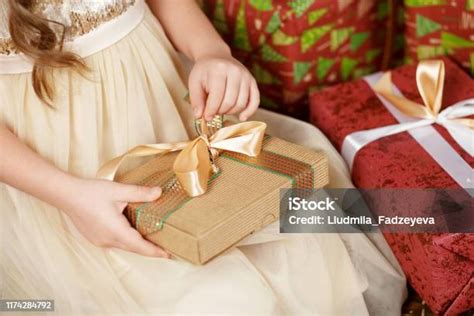 크리스마스 선물 상자를 여는 아름다운 어린 소녀 크리스마스와 새해 축 하 개념입니다 겨울 방학 그림 닫기 12월에 대한 스톡 사진 및 기타 이미지 Istock