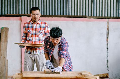 젊은 성인 아시아 목수 작업장에서 측정 테이프를 사용하는 웍링 25 29세에 대한 스톡 사진 및 기타 이미지 25 29세 2명 30 34세 Istock