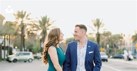 파란 양복을 입은 남자와 낮에 거리를 걷고 있는 파란 드레스를 입은 여자 사진 Unsplash의 무료 좌우 정렬 이미지