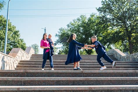 한부모 패밀리 한 부모 패밀리 미혼모 혼자 자녀를 양육 큰 행복한 가족 한 어머니 세 아이 아이들과 개는 여름 공원에서 함께 재생합니다 2 3 살에 대한 스톡 사진 및 기타