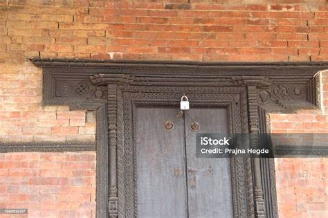 벽돌 벽에 고대의 닫히고 잠긴 나무 문은 문 주위에 세밀한 조각이있어 고전적인 느낌을줍니다 0명에 대한 스톡 사진 및 기타 이미지 Istock