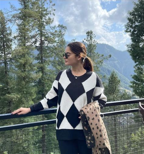 Model And Actress Beautiful Minal Khan Latest Pics Wallpaper Dp