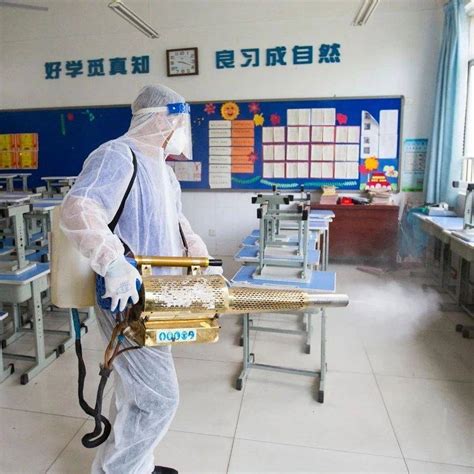 【毫不放松加强疫情防控】义务消杀防疫 保障中小学校顺利开学 作业