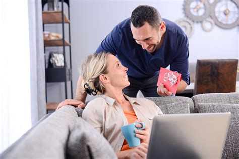 그의 젊은 여 자가 발렌타인 여자 친구에 게 봉투 선물에 깜짝 선물 초대장을 제공 하는 잘생긴 남자 가정 생활에 대한 스톡 사진 및 기타 이미지 Istock