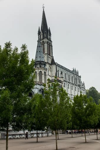 루르드에 있는 축복받은 성모 마리아의 성모 마리아 대성당과 루르드의 묵주 성모 대성당 0명에 대한 스톡 사진 및 기타 이미지 0명 강 건축 Istock