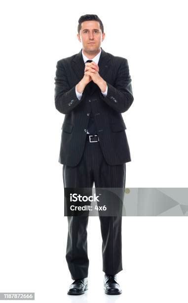 전체 길이 정면 보기 1명 성인 잘 생긴 사람 코 카 서 스 남성 젊은 남자 매니저 비즈니스 맨 스탠딩 비즈니스 웨어 기도 하는 양복 손을 잡고 35 39세에 대한 스톡