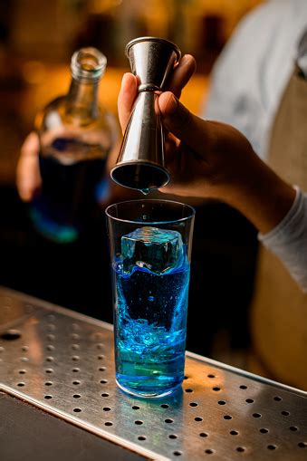바텐더의 손이 지거에서 파란색 음료를 부어있는 얼음이있는 유리클로즈업 강철에 대한 스톡 사진 및 기타 이미지 강철 결정체 근거리 초점 Istock