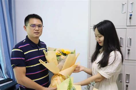 花香飘万里，节日寄深情，康养学院学子为教师献花送祝福 攀枝花学院康养学院