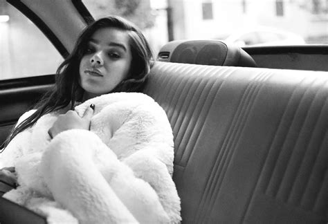 Hailee Steinfeld Scrolller
