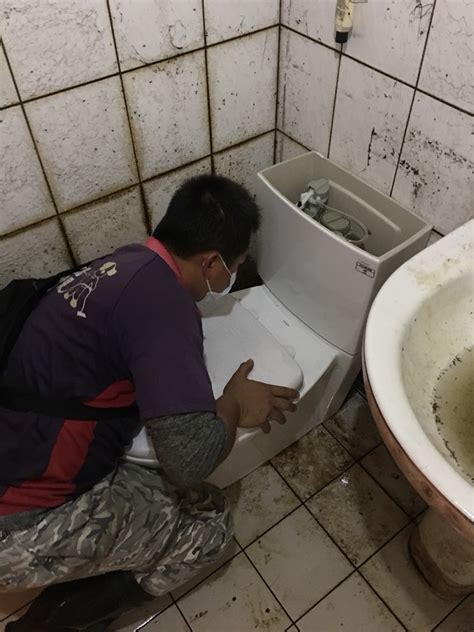 疏通馬桶異物堵塞管路不通住家馬桶疏通作業 力威衛生工程行的實績案例