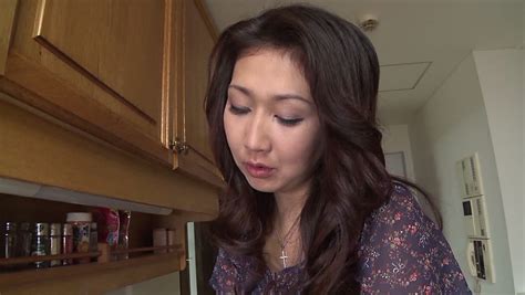 女を忘れたはずのおばさんが･･･いきなり帰ったらオナニーに遭遇した僕は、トロトロに溶けたオマコにマックス勃起チポを激アツ挿入！！「こんなおばさんのおマコでいいの？」と言われ我慢出来ずに中出し