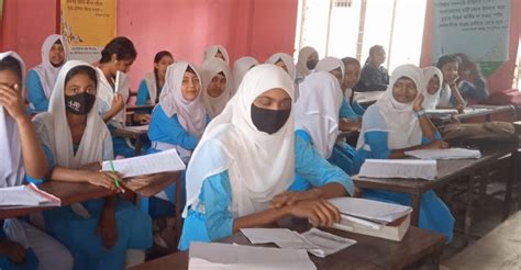 বিদ্যালয়ের ভেতরেই প্রকাশ্যে চলছে কোচিং বাণিজ্য