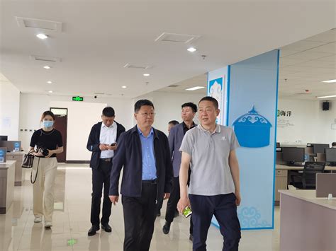 学院党委副书记秦闻苹陪同陇东学院领导参观我院图书馆 鄂尔多斯应用技术学院图书馆