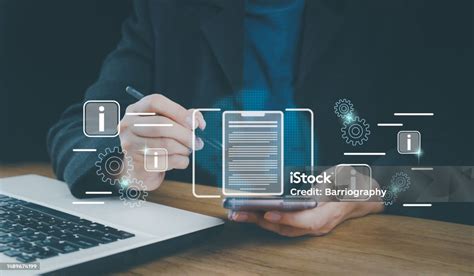 랩톱 온라인 폴더 저장소에서 작업하는 It 컨설턴트가 설정 중인 문서 관리 시스템 기업 파일 및 정보를 보관 검색 및 관리하기 위한 소프트웨어입니다 데이터베이스 보안 개발에